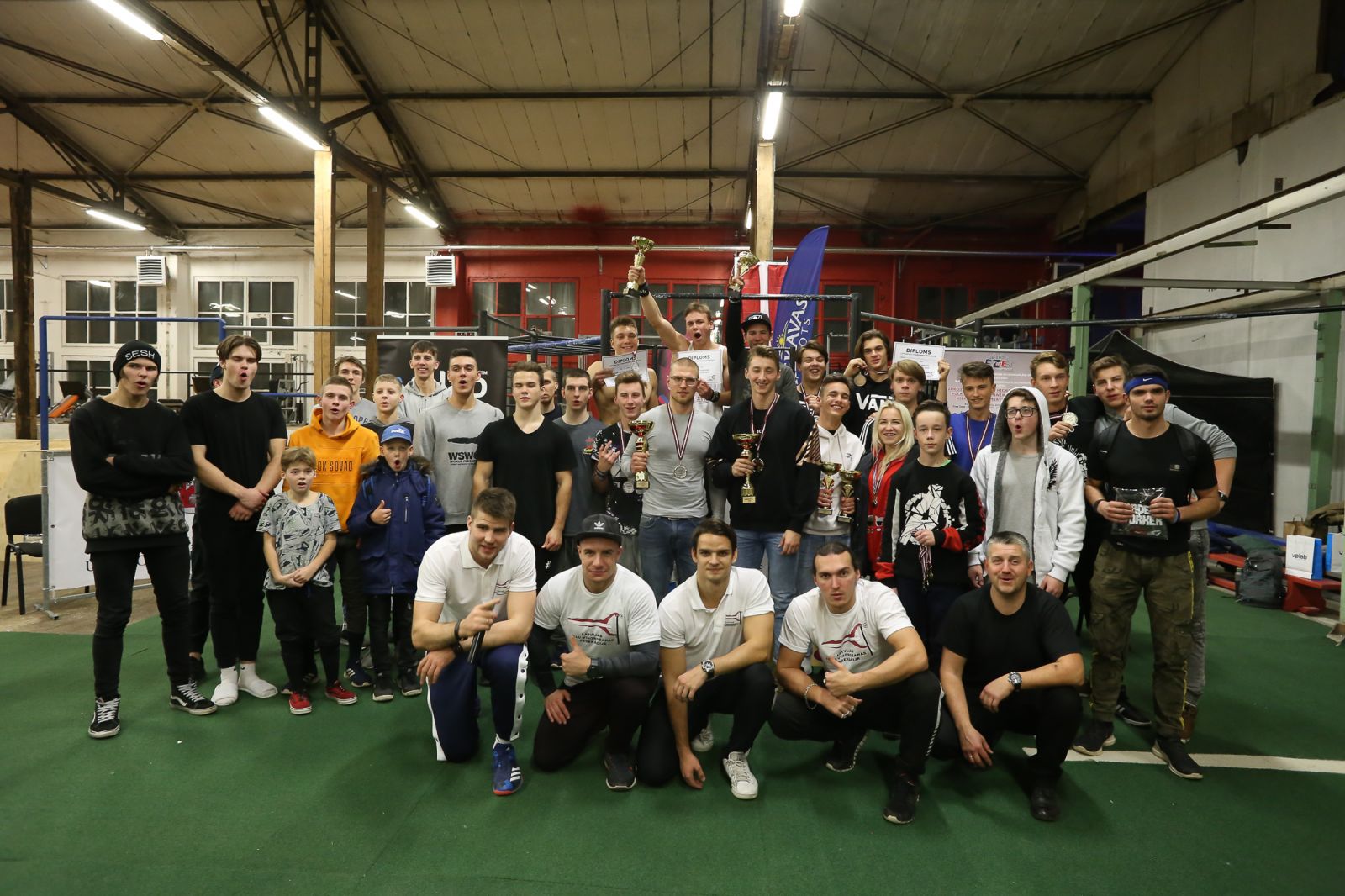 Aizvadītas pirmās oficiālās Ielu vingrošanas federācijas sacensības